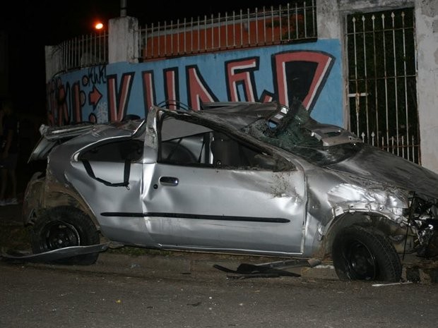 G1 - Carro cai de ribanceira de 10 metros de altura em Mairinque ...