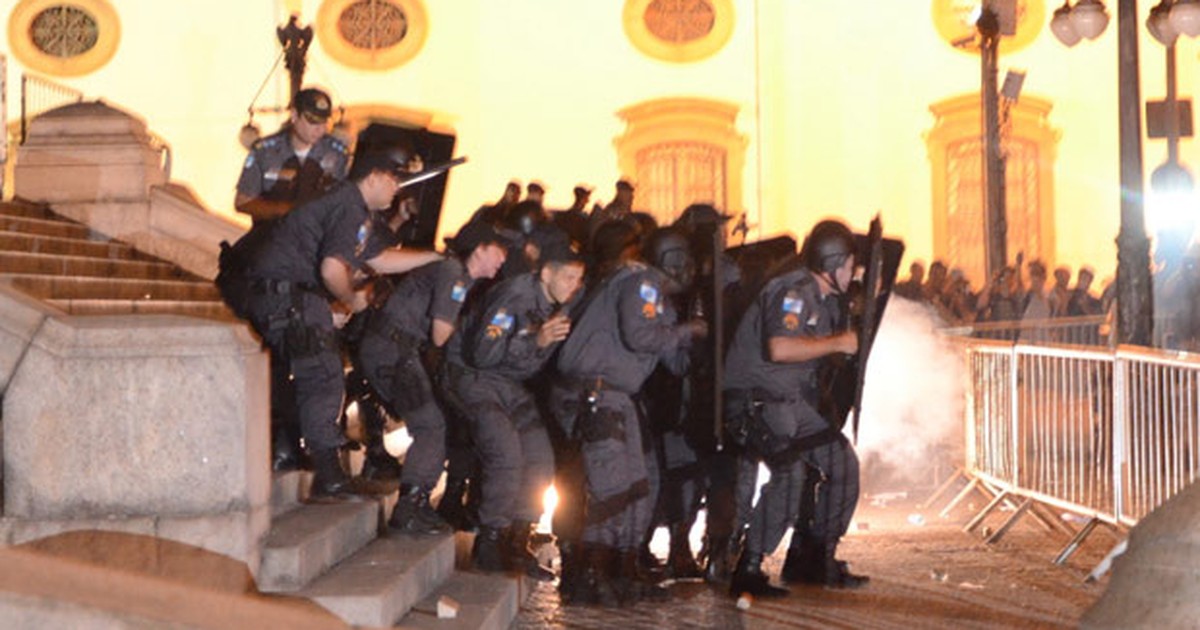 G1 - Fotos mostram momento em que bombas são jogadas contra PMs ...
