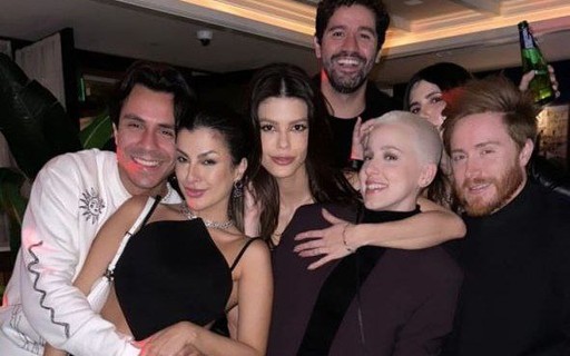 Em Los Angeles, Marcella Rica celebra 31 anos cantando Miley Cyrus no ...