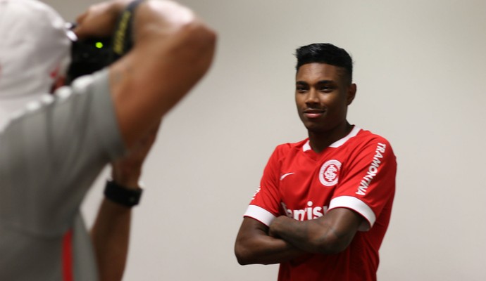 Apresentado, Vitinho diz que buscará retomar no Inter seu melhor momento