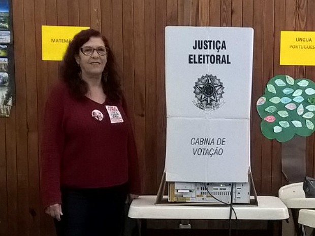 G1 - Candidata Victoria Mello é a primeira a votar em Juiz de Fora ...