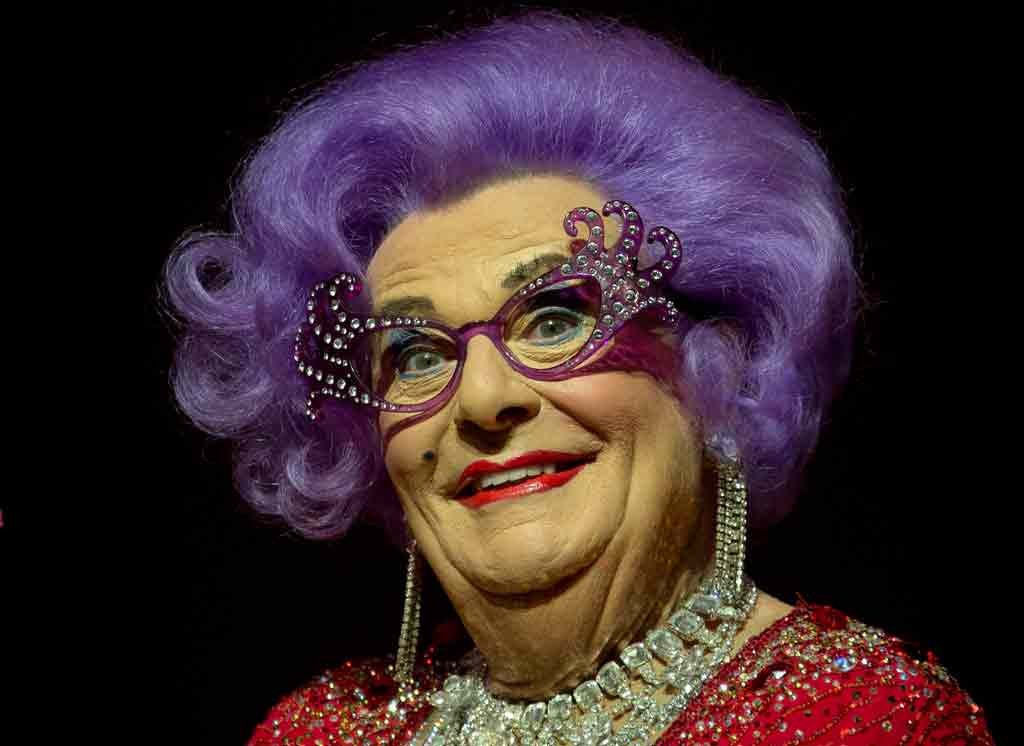 Barry Humphries, ator conhecido pela personagem Edna Everage, morre aos ...