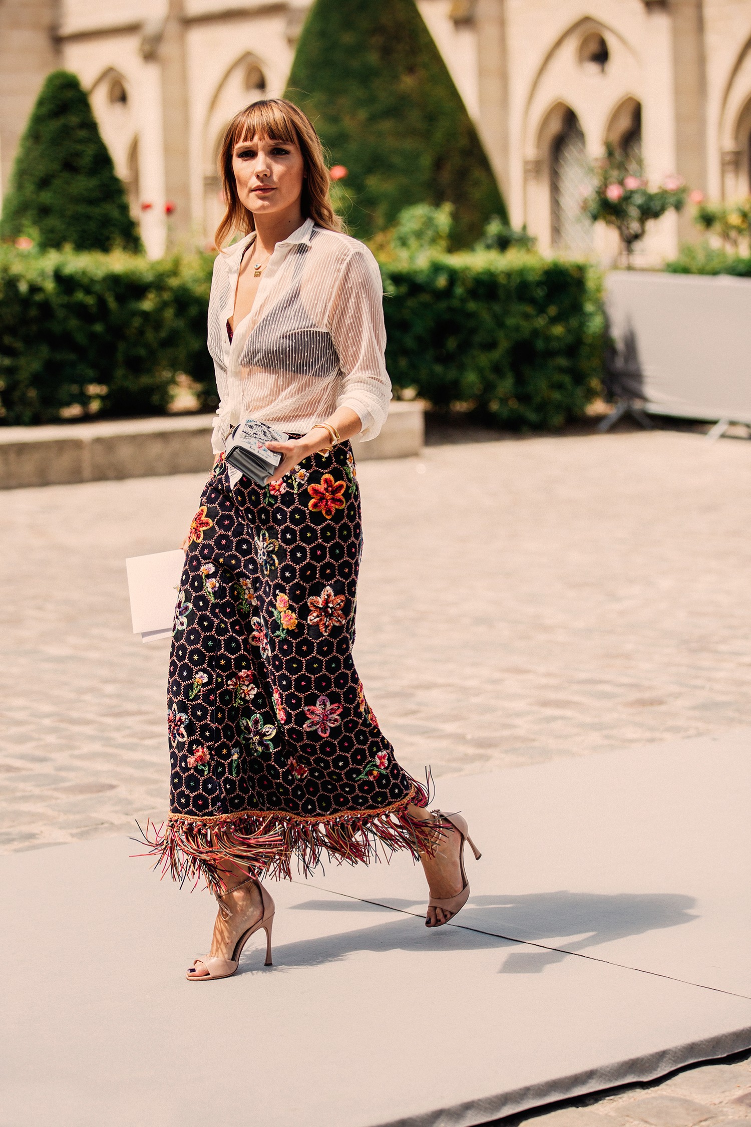 Haute verão: como os fashionistas driblaram o calor pelas ruas de Paris ...