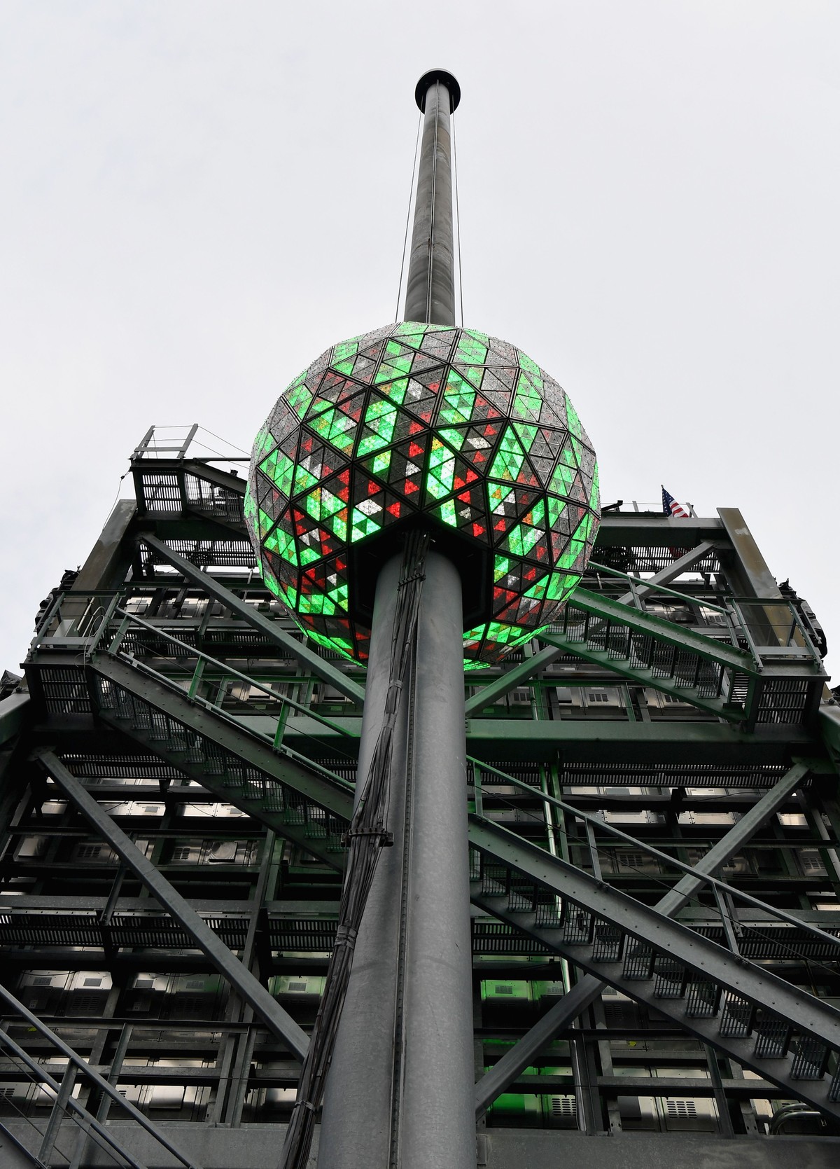 Novos cristais da Waterford são colocados na bola de Ano Novo da Times ...