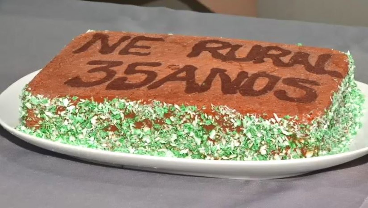 Chef prepara bolo com cobertura de doce de leite e coco ralado para ...