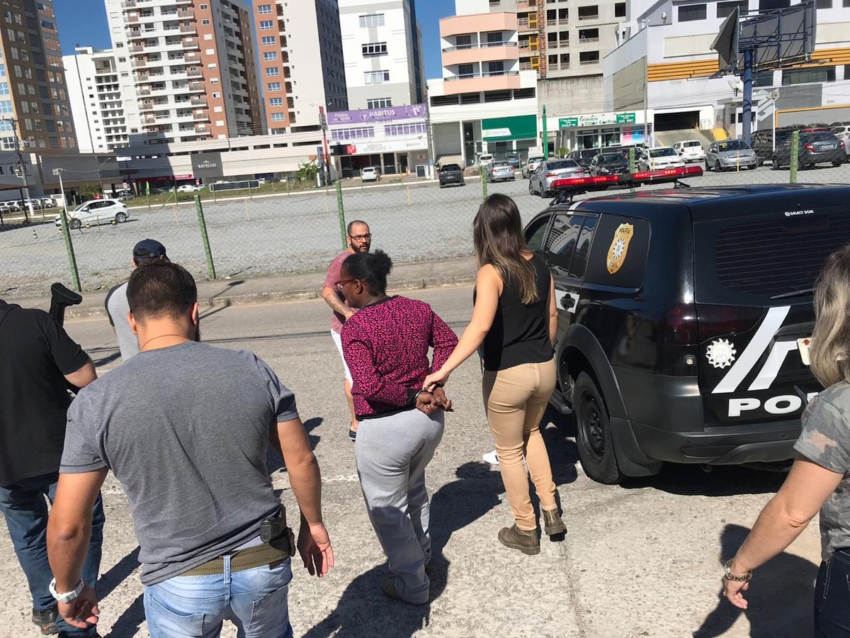 Suspeita de envolvimento em morte de homem executado com 30 tiros é ...