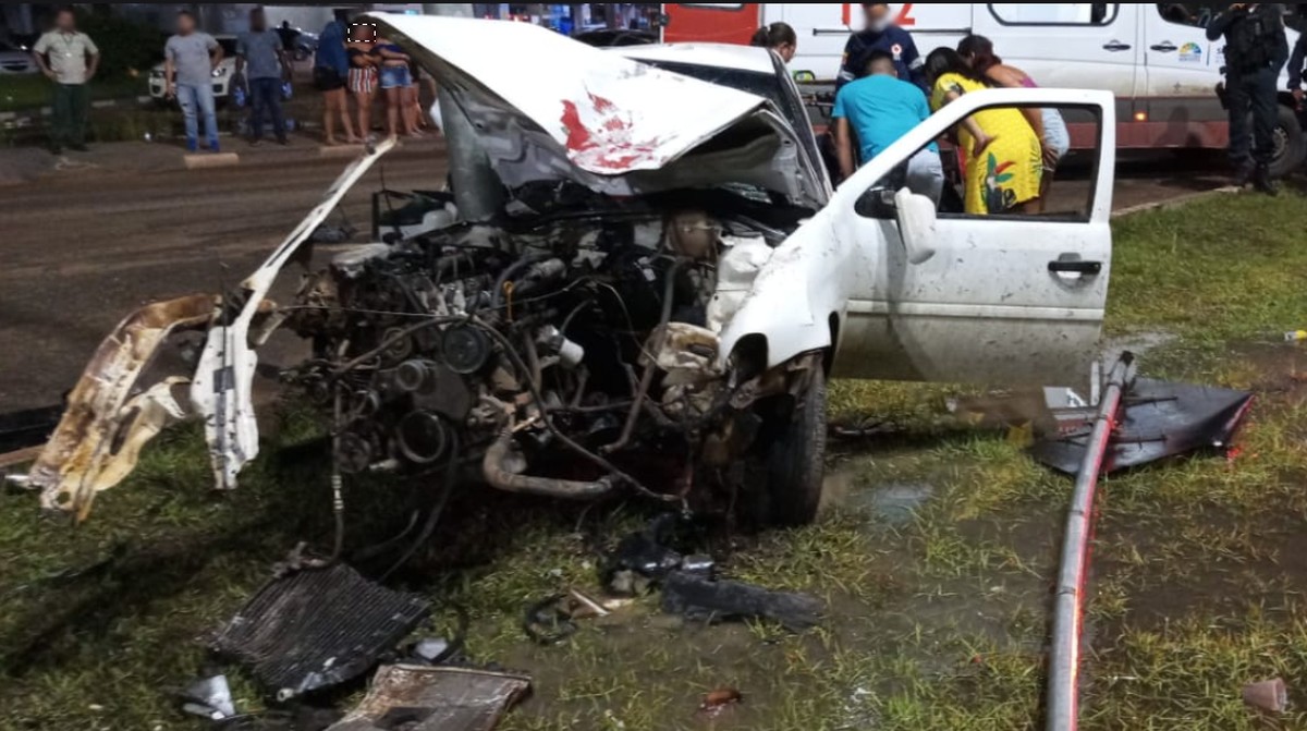 Motorista Fica Ferido Ao Bater Carro Em Alta Velocidade Contra Em Placa