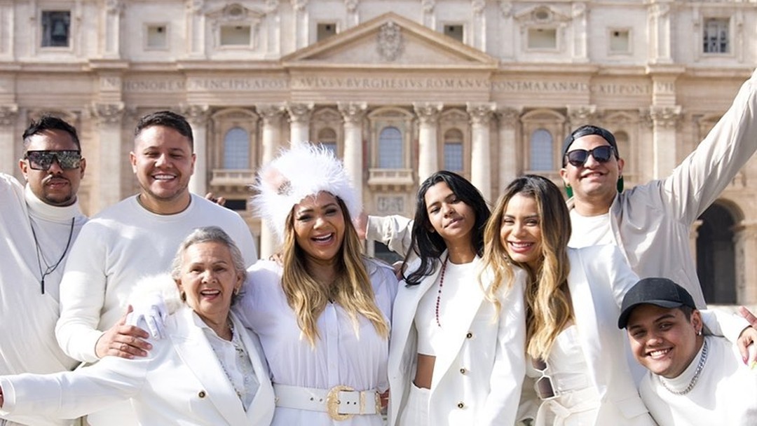 Taylor Schilling mostra colo sequinho no red carpet | Celebridades | vogue