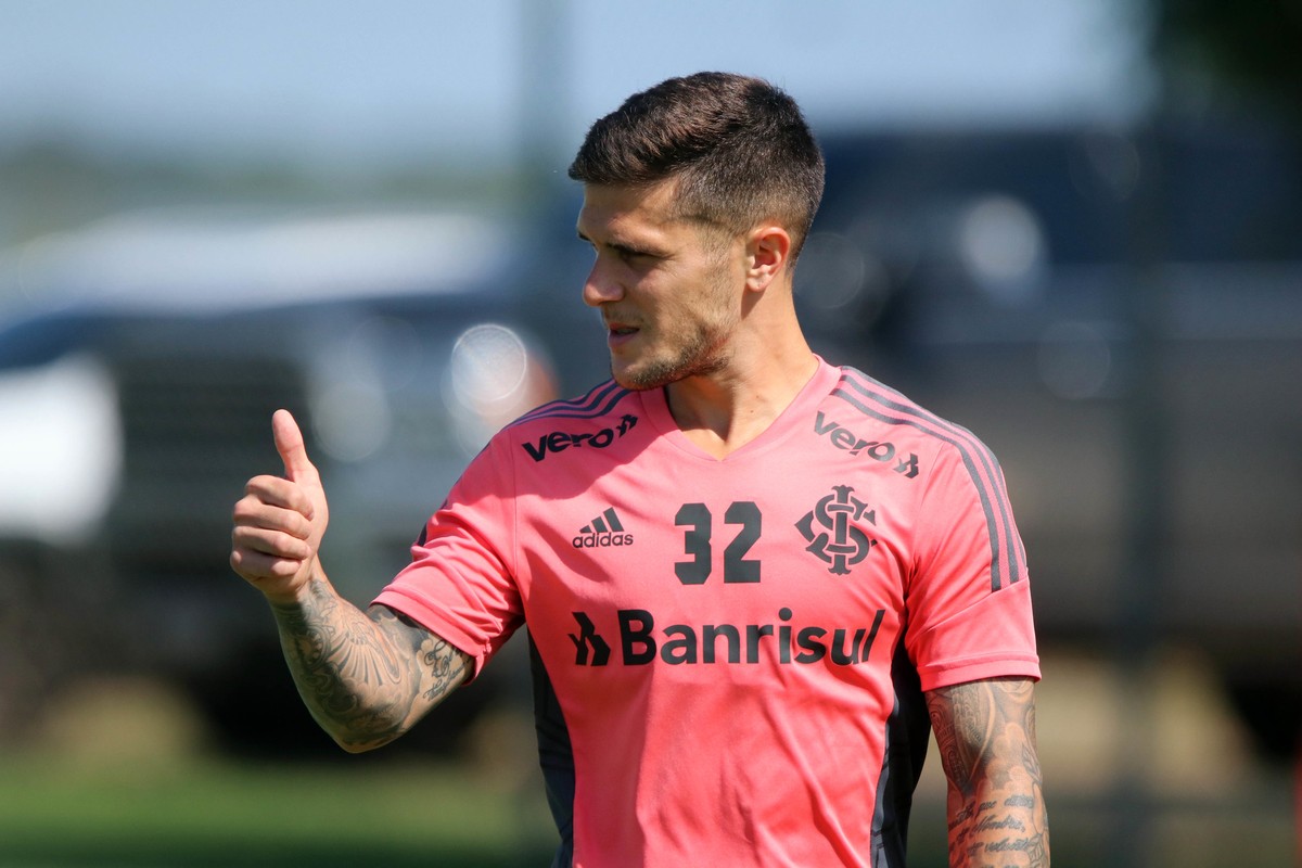 Bustos comenta disputa com Mário Fernandes e vê Inter tranquilo após ...
