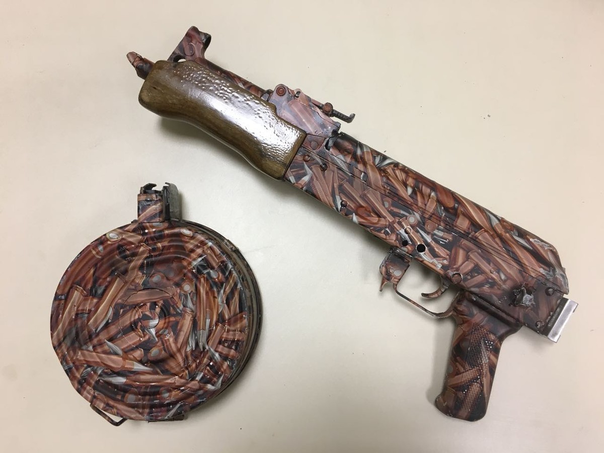 Armas customizadas para o tráfico de drogas têm pintura com desenhos de ...
