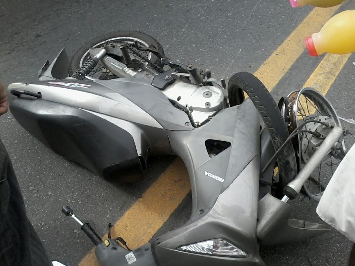 Motociclista tem fraturas expostas em acidente na BR-101, em Campos, no ...