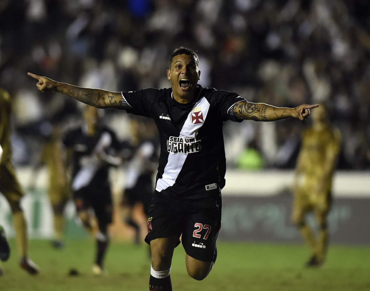 Após despedida no Vasco, lateral Ramon anuncia aposentadoria aos 32 ...
