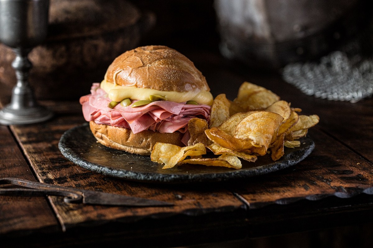 Sanduíche de mortadela no pão francês com queijos e azeitonas ...