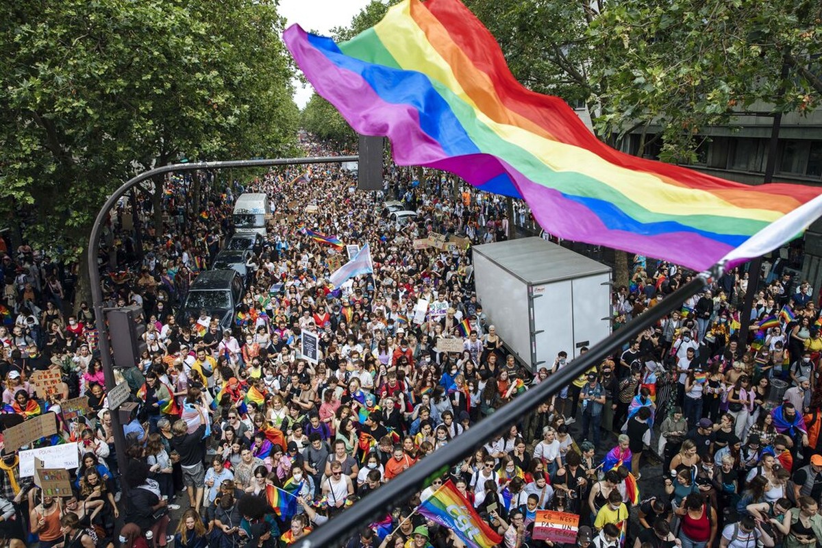 Parada do Orgulho LGBT+ reúne milhares de pessoas em Paris | Mundo | G1
