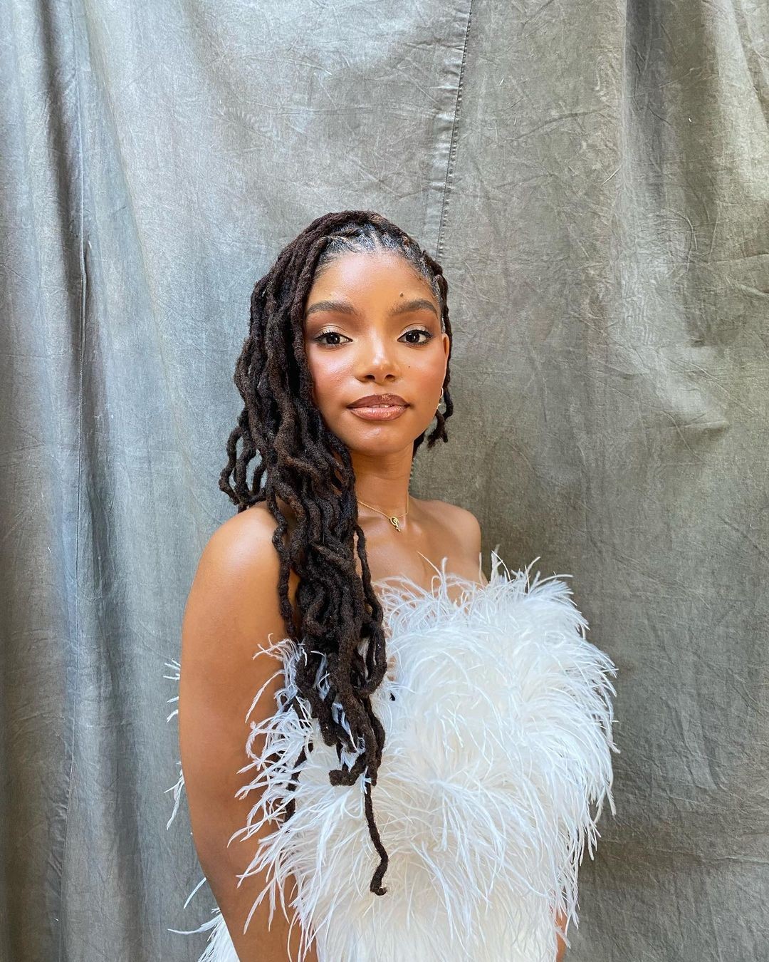 18 looks de beleza usados por Halle Bailey que provam que ela é uma ...