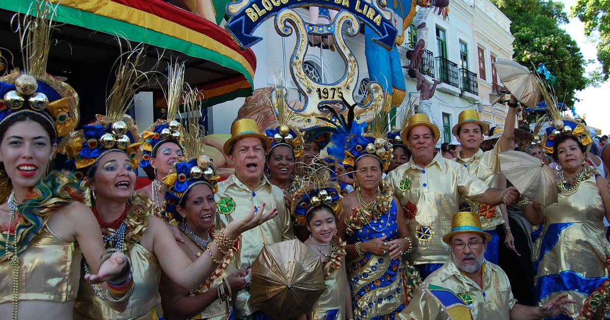 G1 - Bloco Flor da Lira de Olinda leva poesia ao último dia de folia ...