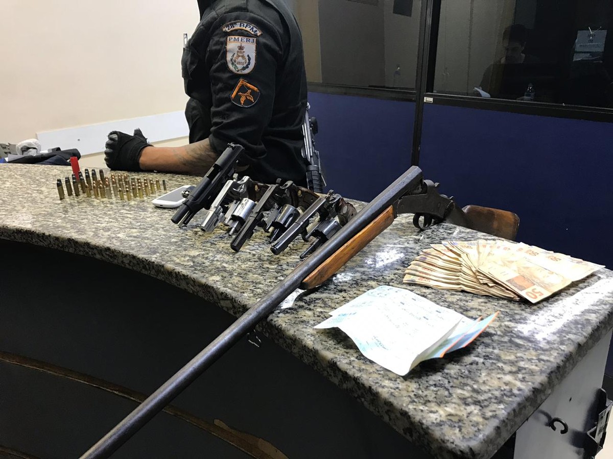 Homem é preso com cinco armas e mais de R$ 10 mil em Barra Mansa | Sul ...