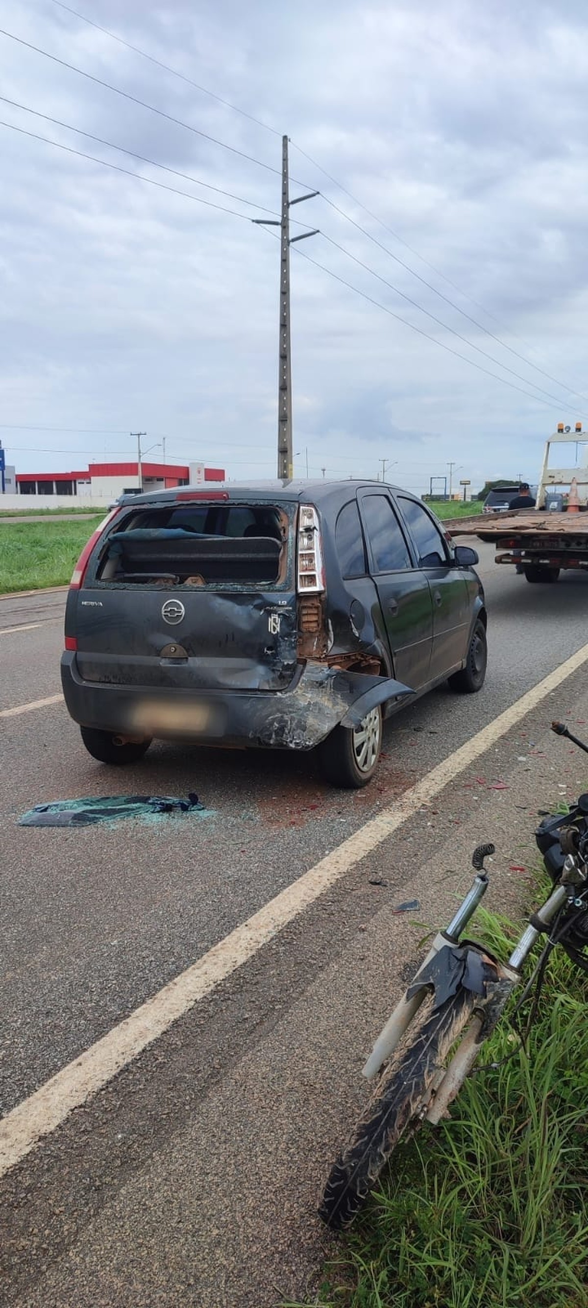 Homem Fica Ferido Após Motocicleta Bater Em Carro Estacionado Na Br 010