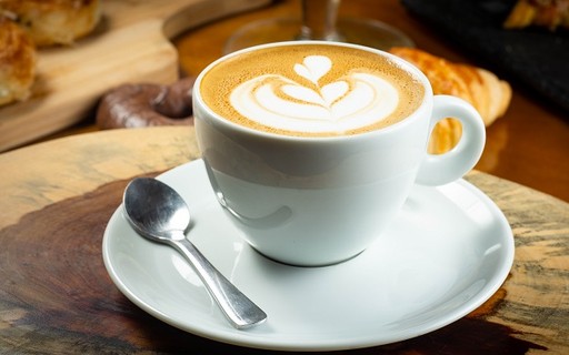 Como fazer cappuccino caseiro - Casa Vogue | Receita