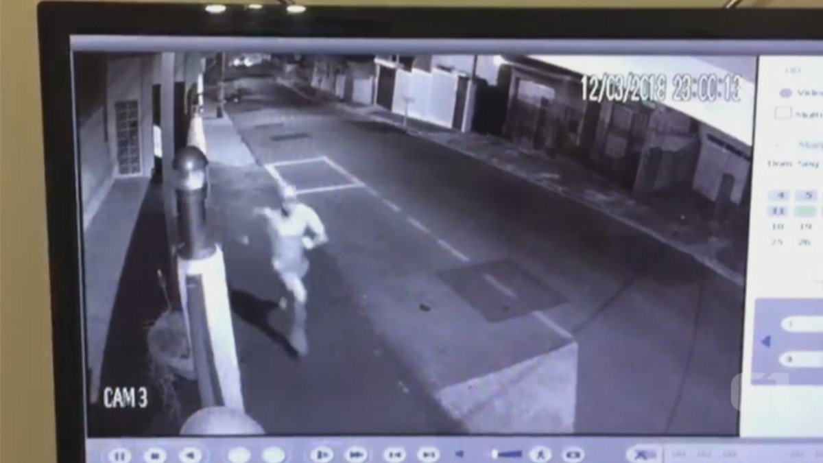 Câmera De Segurança Flagra Fuga De Homem Suspeito De Roubo Em Botucatu