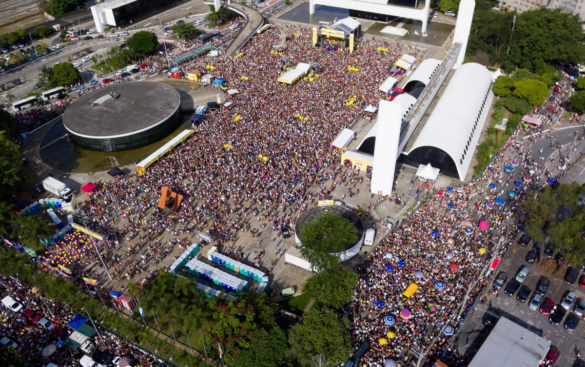 Foliões lotam Memorial da América Latina no pré-carnaval de SP; veja ...