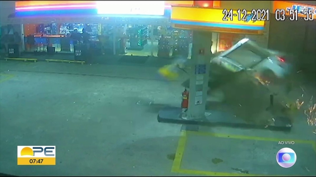 VÍDEO: Carro bate em bomba de posto de combustível e atropela duas pessoas; motorista morre no ...