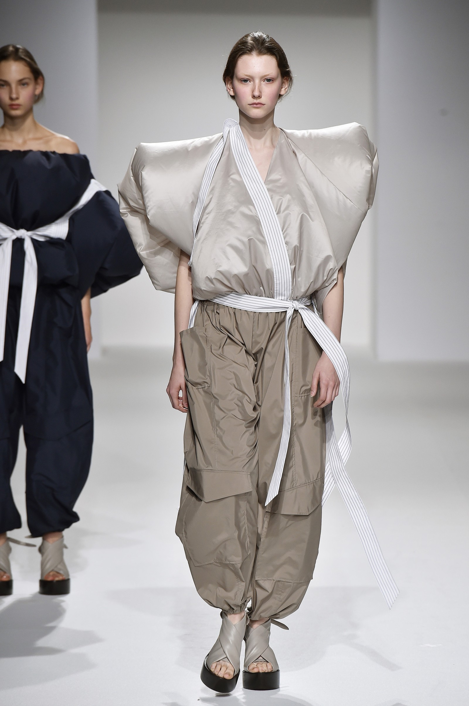 Hussein Chalayan reflete sobre os tempos difíceis em que vivemos no ...