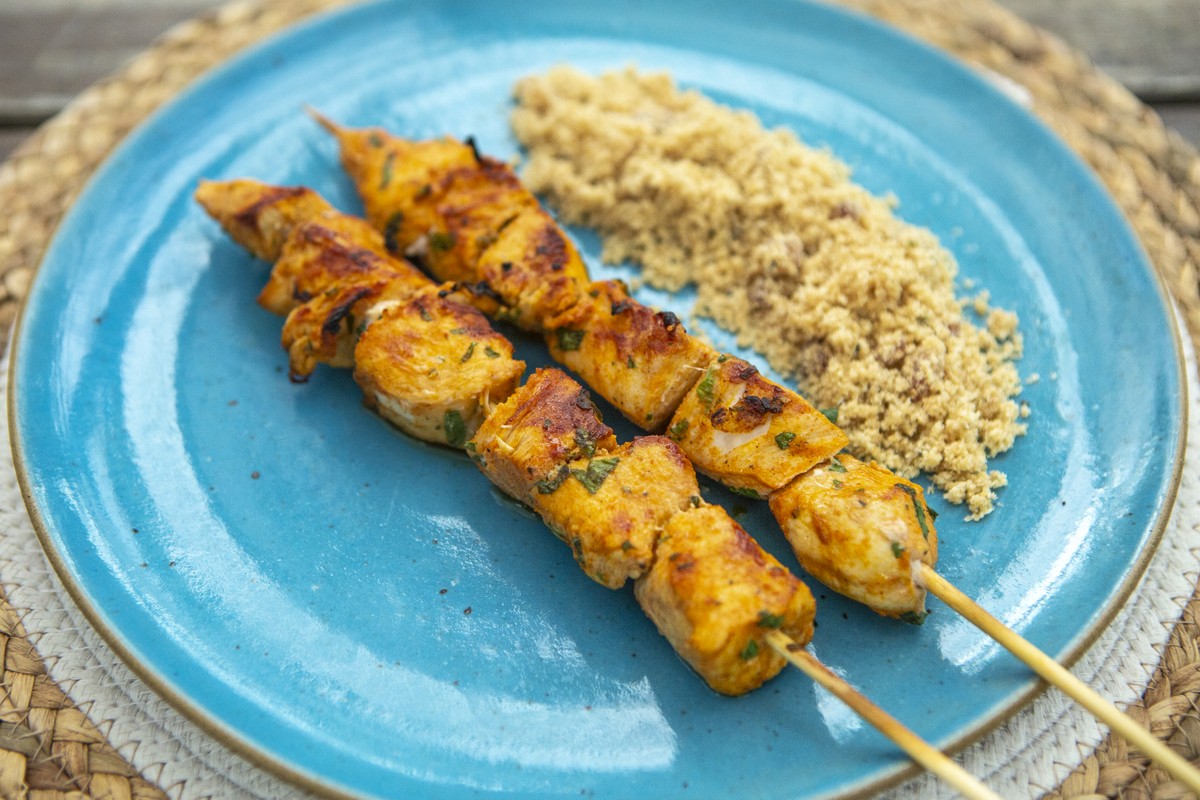 Espetinhos: confira 5 receitas fáceis para você testar em casa ...