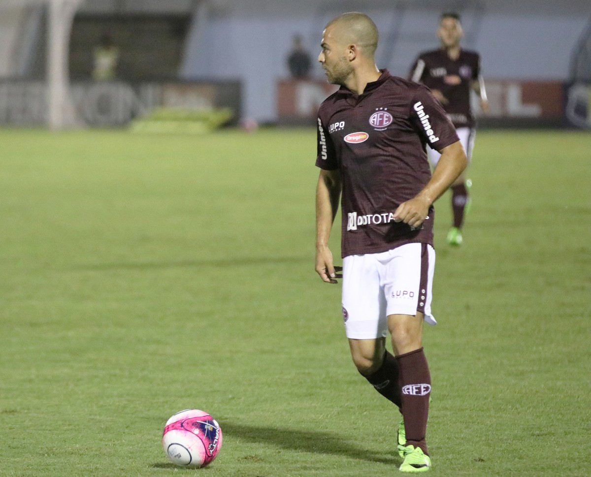 PC admite reutilizar Velicka no meio para corrigir carência criativa ...