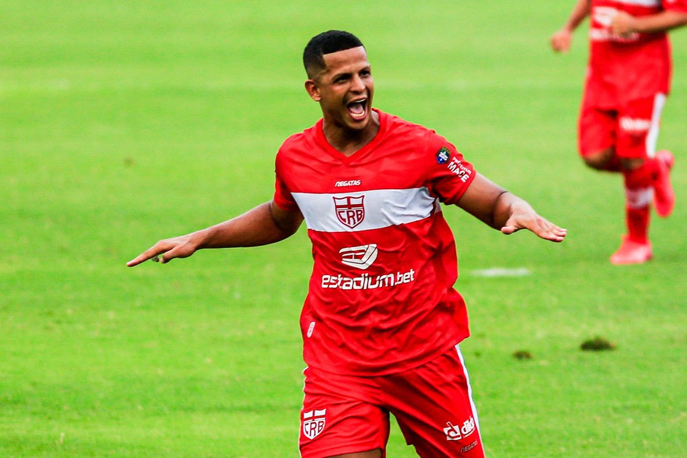 Lucão vibra com seu momento no CRB