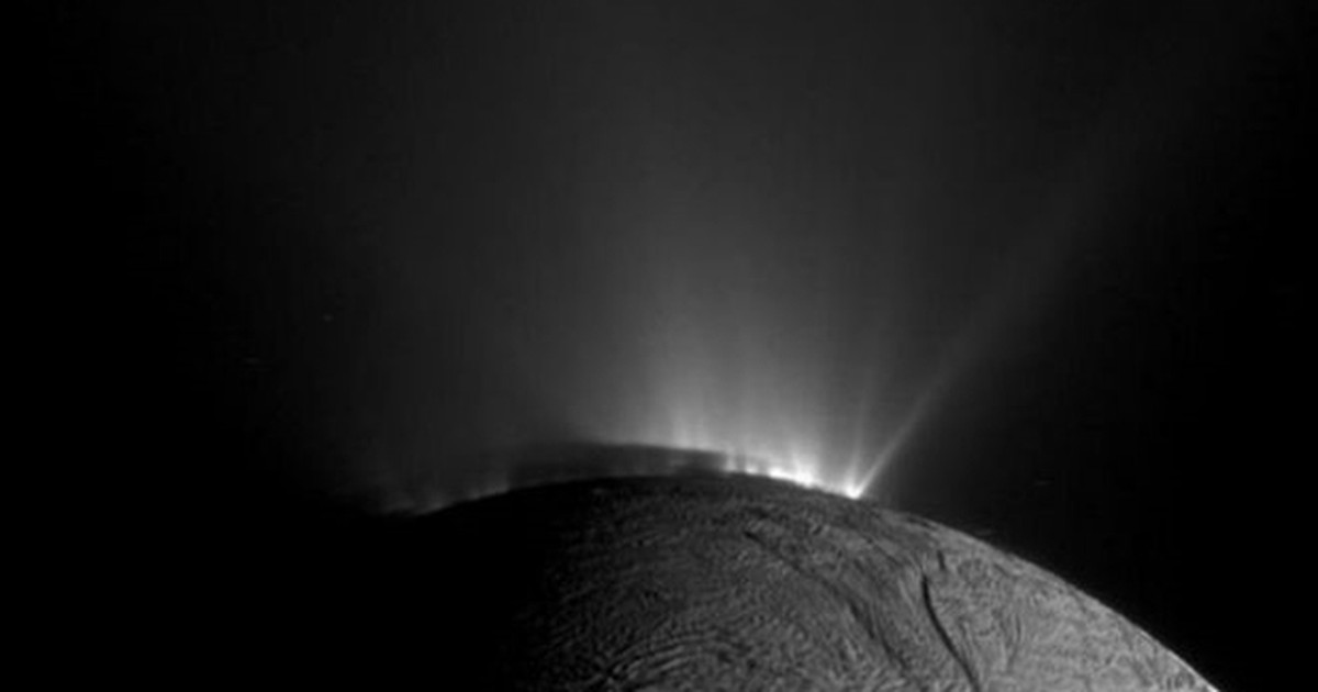 G1 - Sonda faz 'rasante' sobre lua de Saturno para analisar água que ...