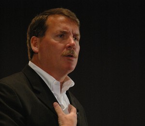 O que você perguntaria a James C. Hunter? Mande para nós - ÉPOCA | Ideias