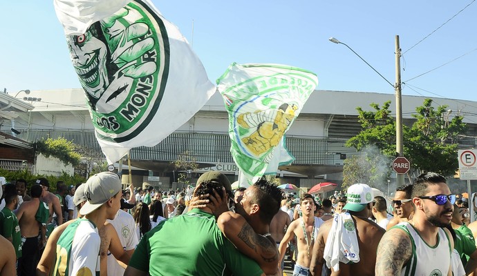 Inferno verde, Chamusca na torcida e bola de Horley: bastidores do acesso