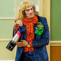 Zé Bonitinho prova que tem charme até vestido de mulher - notícias em Tv