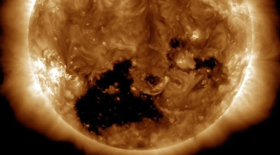 Entenda o que é o buraco coronal no Sol, 20x maior que a Terra