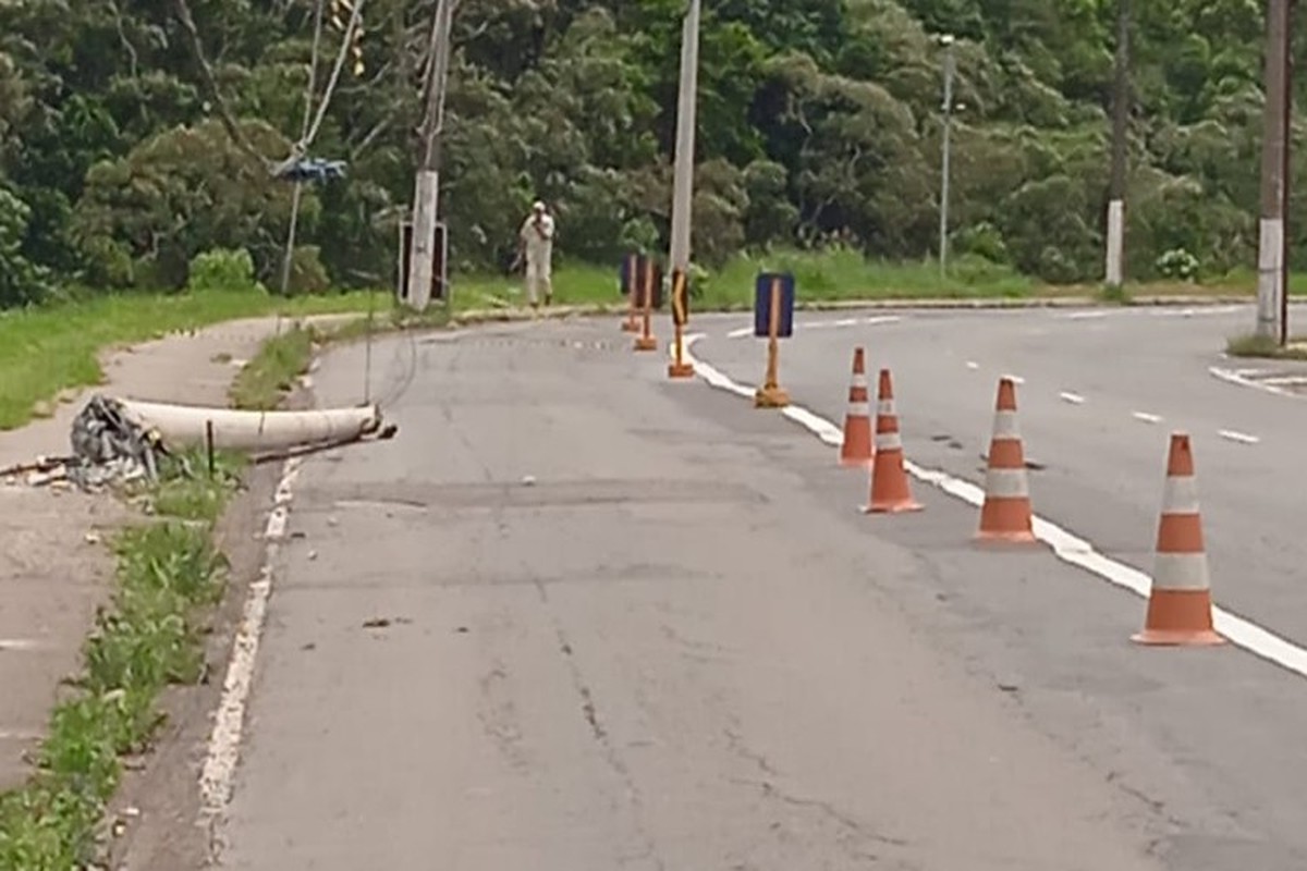 Trânsito é Totalmente Normalizado Após Troca De Poste Na Avenida Brasil