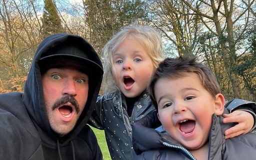 Alisson Becker encanta fãs em série de fotos com os filhos - Revista ...