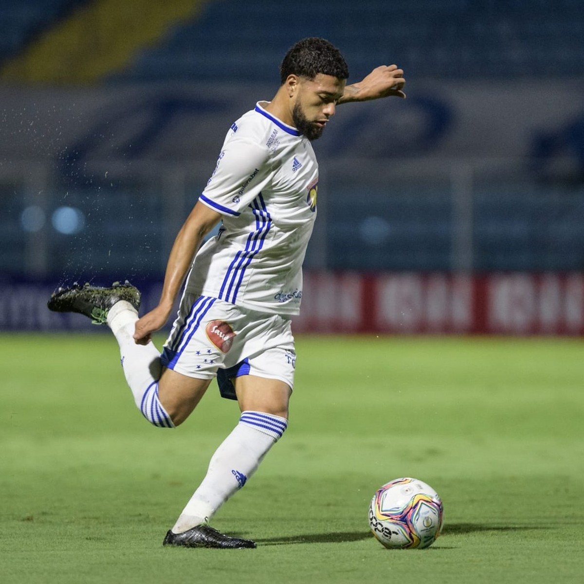 Titular com Felipão, Filipe Machado ainda tem futuro indefinido no ...