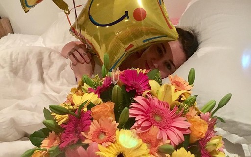 Miley Cyrus acorda com flores e balões no dia de seu aniversário - Quem ...