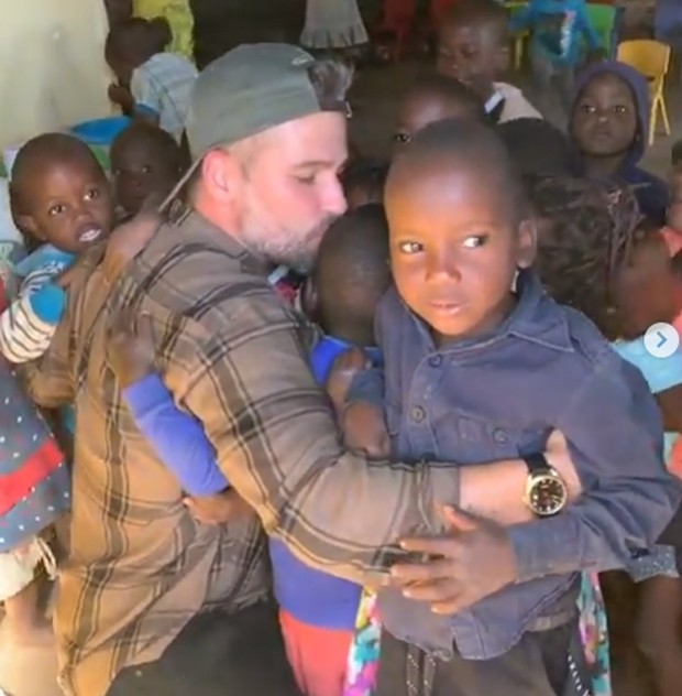 Bruno Gagliasso é recebido com festa ao voltar a instituição no Malawi ... Bruno Gagliasso é recebido com festa ao voltar a instituição no Malawi ...