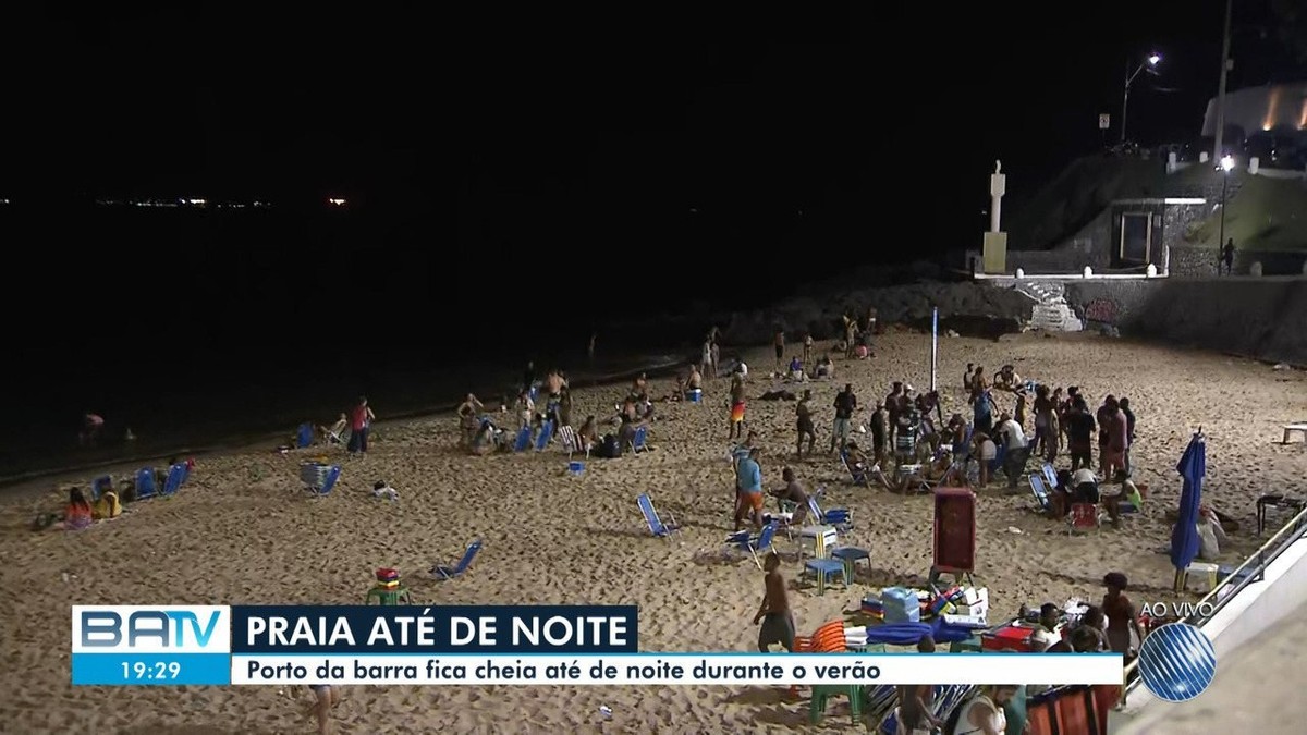 Baianos e turistas aproveitam praia do Porto da Barra, em Salvador, durante a noite; VÍDEO ...
