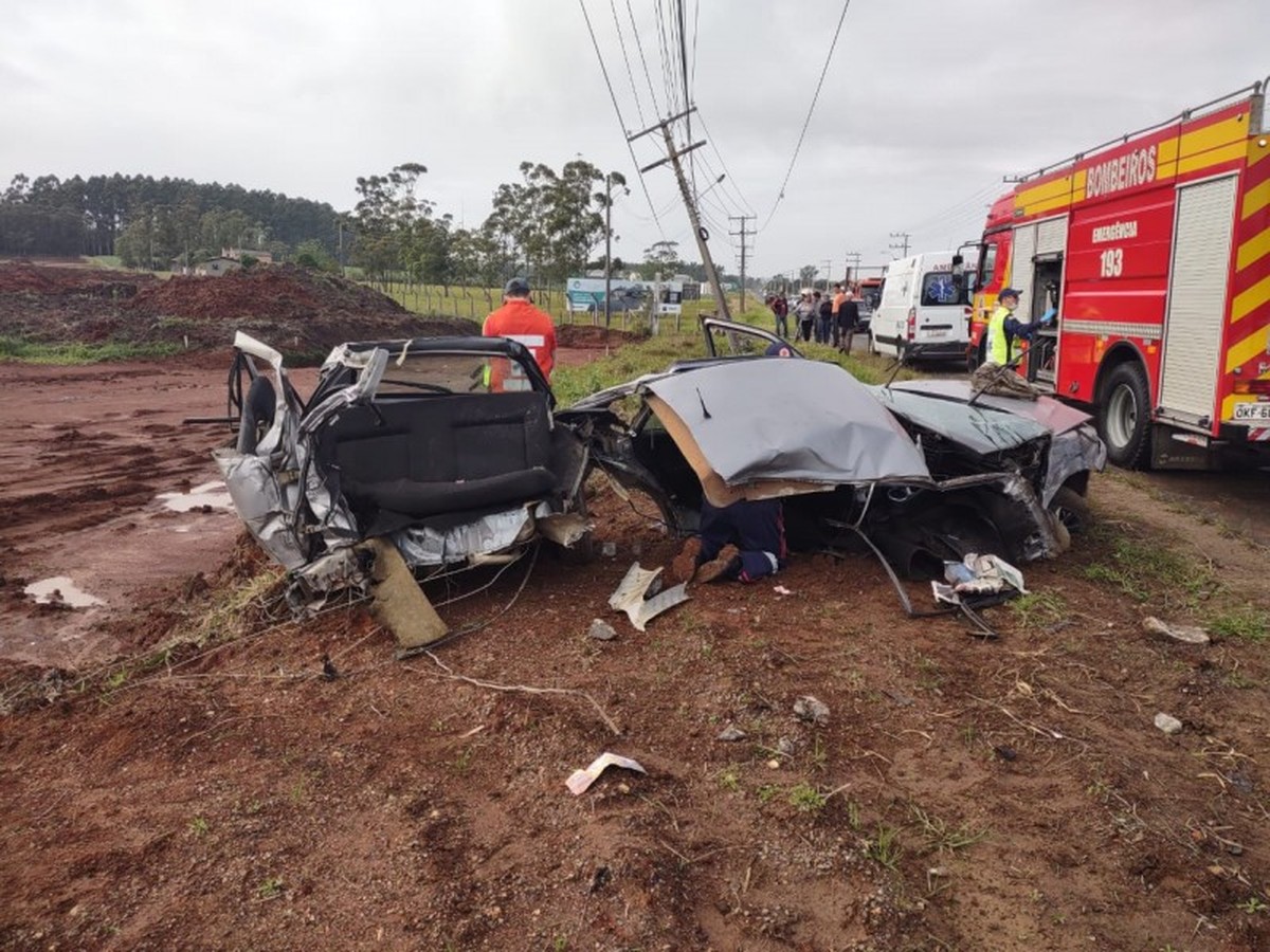 Carro se parte ao meio ao bater em poste e motorista fica ferido em SC; FOTOS | Santa Catarina | G1