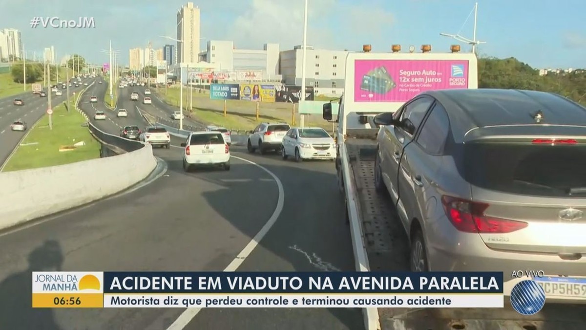 Carro roda na pista e fica inclinado depois de bater em mureta de viaduto na Avenida Paralela ...