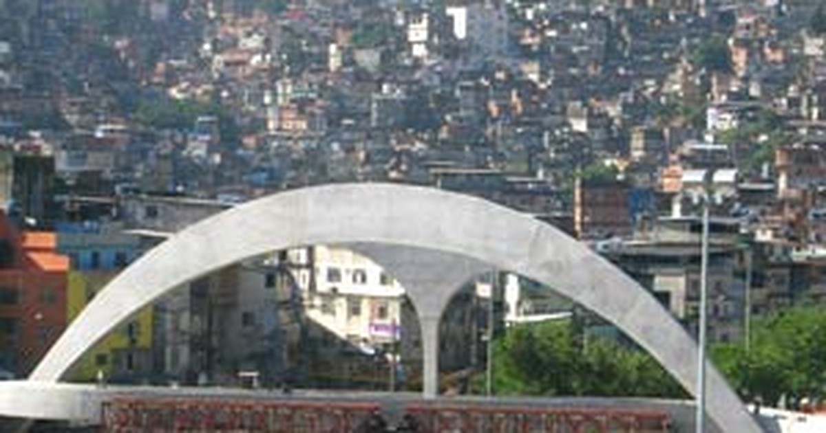 G1 - Moradores da Rocinha se encantam com passarela feita por Niemeyer ...