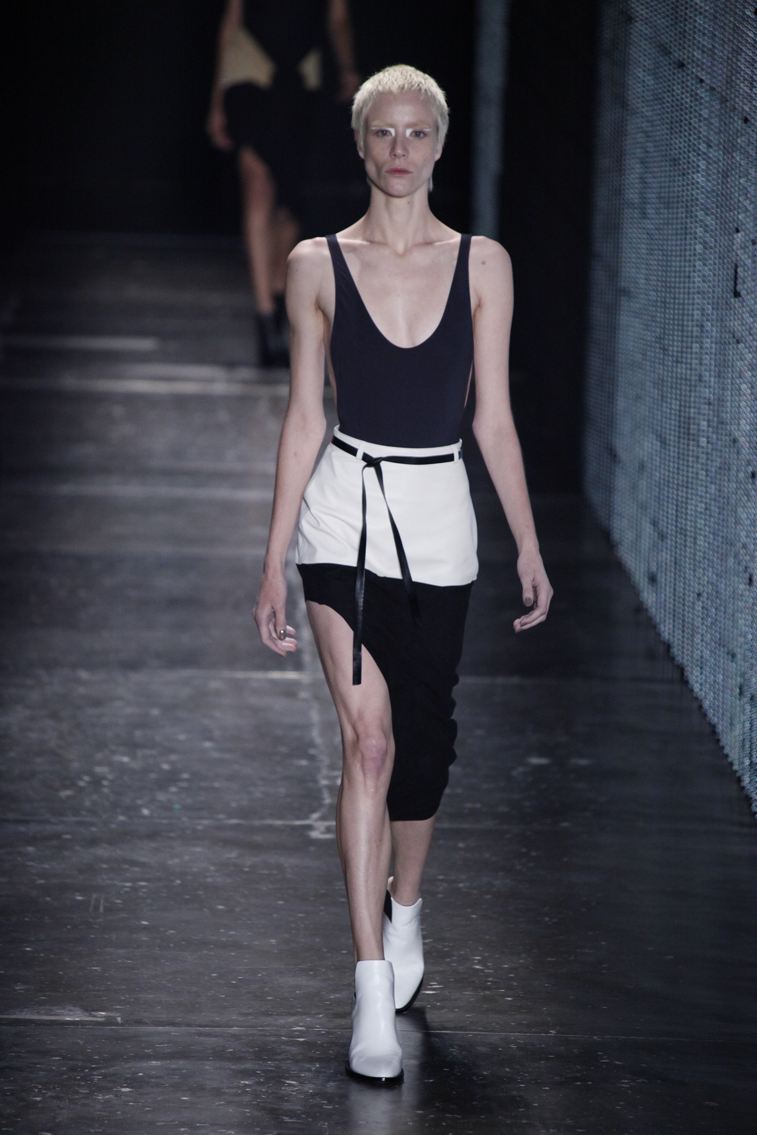 Ratier segue em sua trilha minimalista cool | Desfiles | Vogue