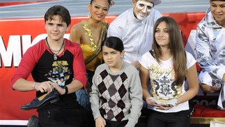 Vida reclusa e carreira artística: como estão hoje os filhos de Michael Jackson?