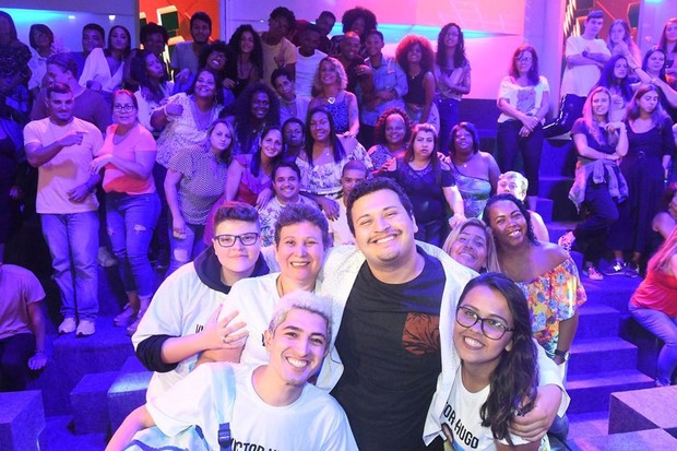 Ex-BBB Victor Hugo posta foto com família de Manu e Babu: Ex-BBB Victor Hugo posta foto com família de Manu e Babu: