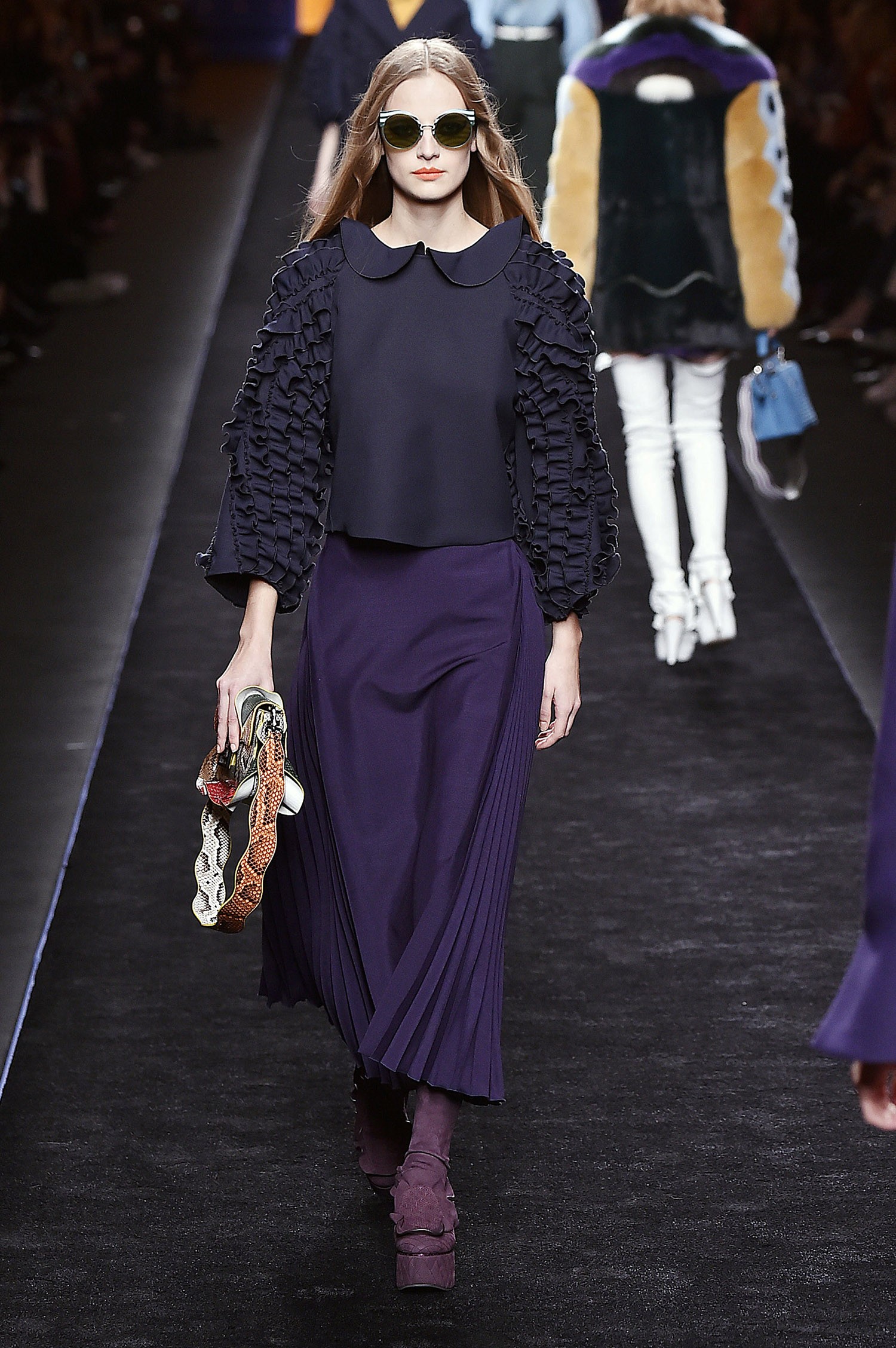 O inverno turquesa da Fendi em Milão | Desfiles | Vogue