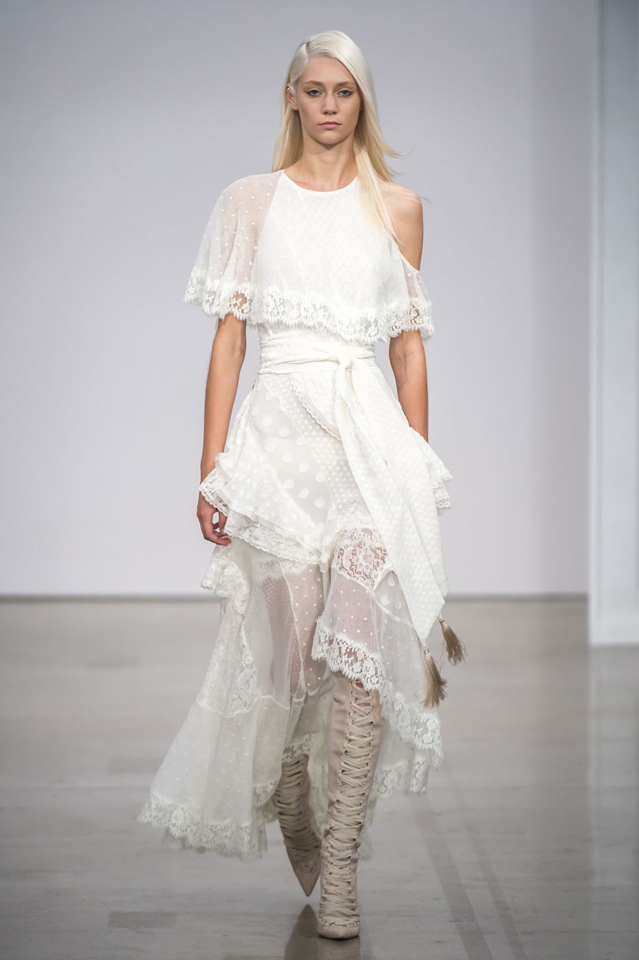 Zimmermann atualiza o boho com alfaiataria | Desfiles | Vogue