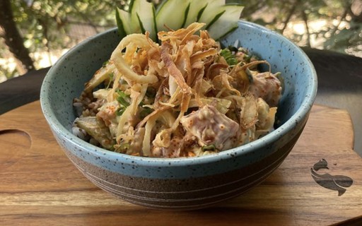 Receita de poke leva atum, abacate e molho apimentado - Casa Vogue ...